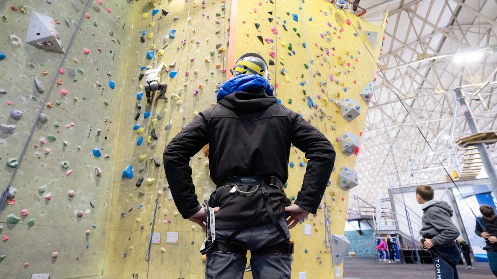 Rock Climbing vs. Bouldering: Which is Easier?